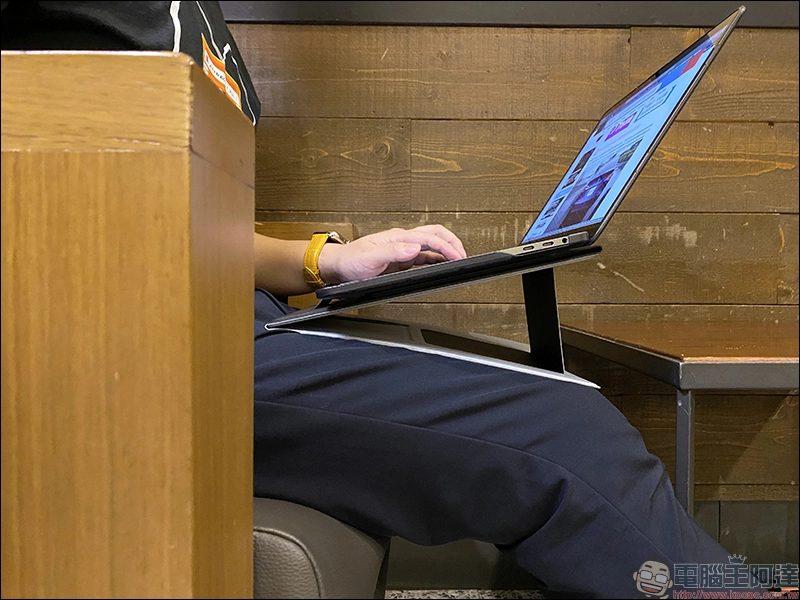 MOFT Z超輕薄隱形升降筆電支架 開箱動手玩：支援多角度調整、站立模式，隨處都是個人行動辦公室！ - Yahoo奇摩汽車機車