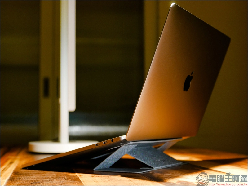 MOFT Z超輕薄隱形升降筆電支架 開箱動手玩：支援多角度調整、站立模式，隨處都是個人行動辦公室！ - Yahoo奇摩汽車機車