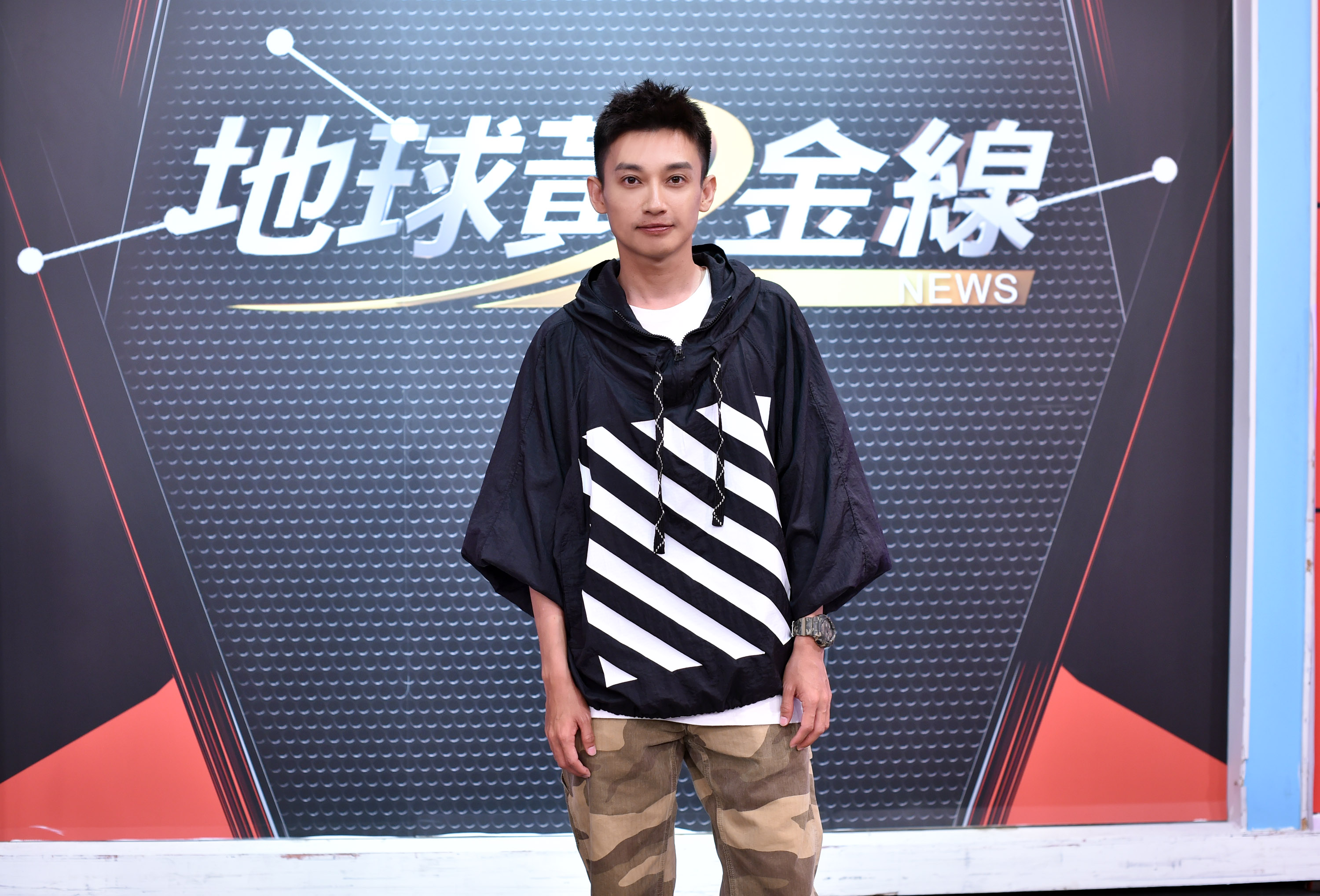 Eason整台車45度衝下階梯 煞車硬踩了1hr等待救援 - Yahoo奇摩汽車機車