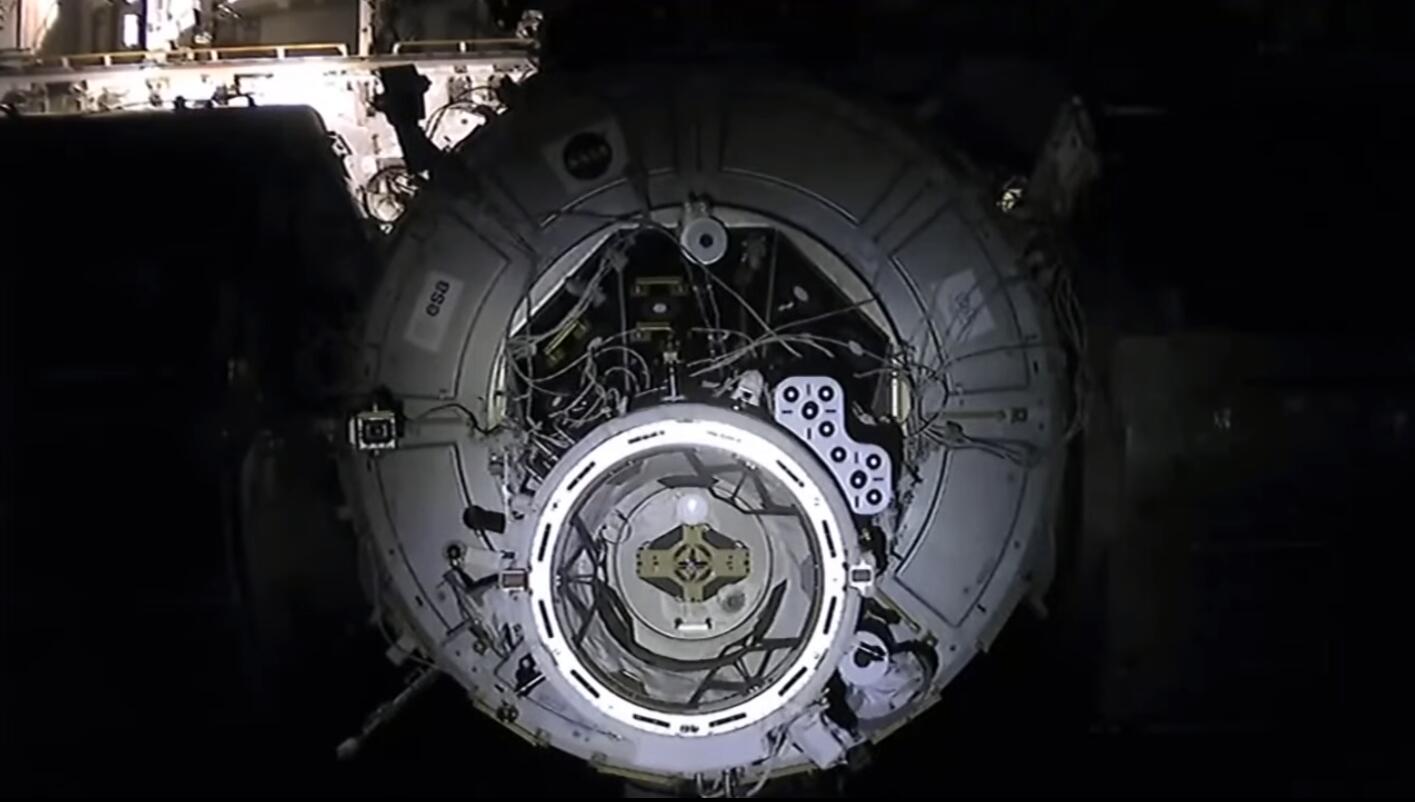 Crew-1 成功與國際太空站對接，將開始為期六個月的任務 - Yahoo奇摩汽車機車